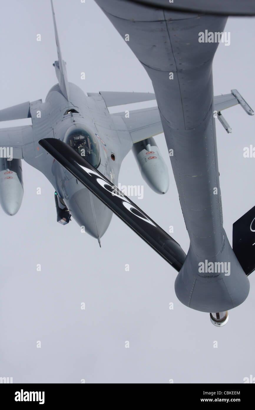 Mid air refueling hi-res stock photography and images - Alamy