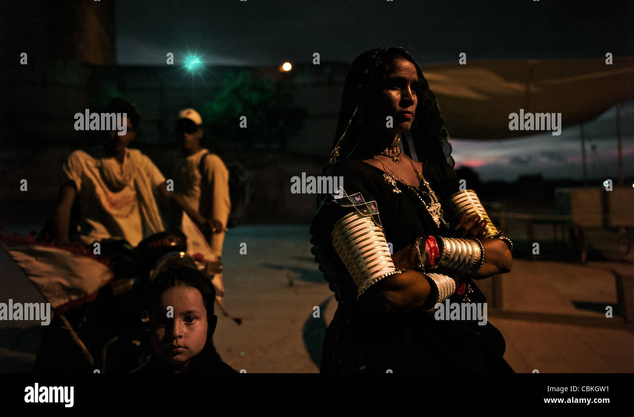 Indian Glance, The Gypsies of India, Kalbelia woman snake charmer's ...