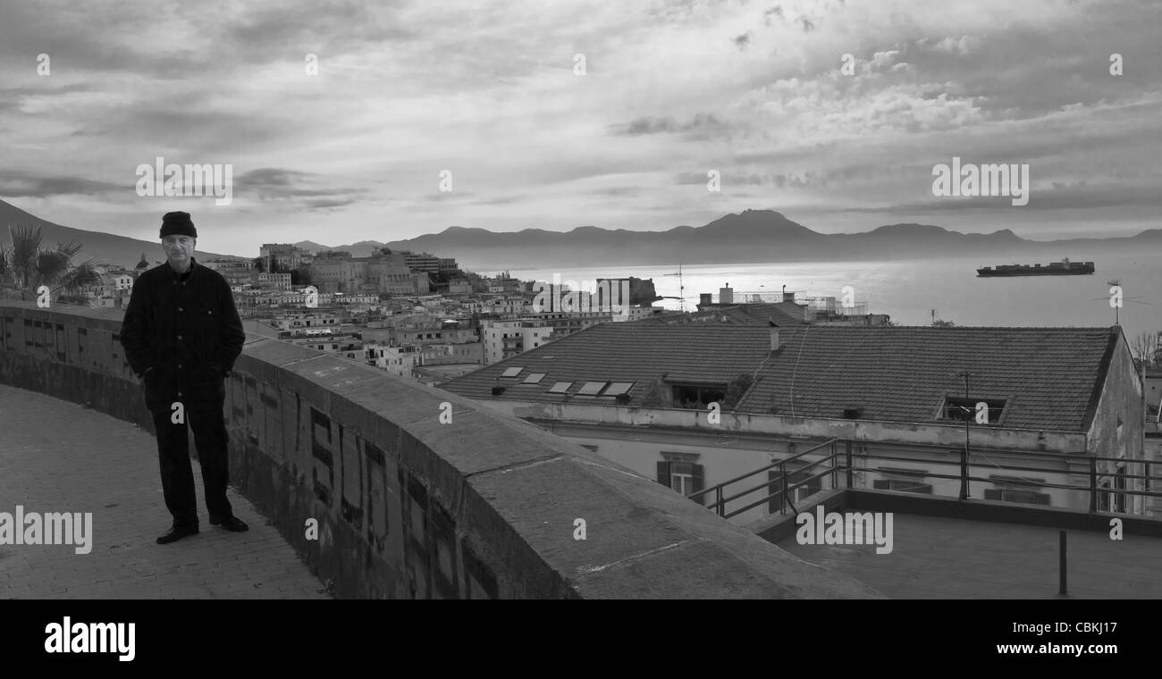 Napoly, A man before the Bay of Naples in Italy Stock Photo - Alamy
