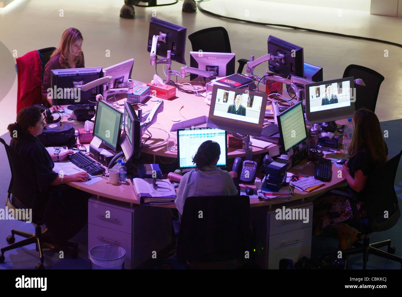 The scene at the newsroom of Al Jazeera International Stock Photo - Alamy