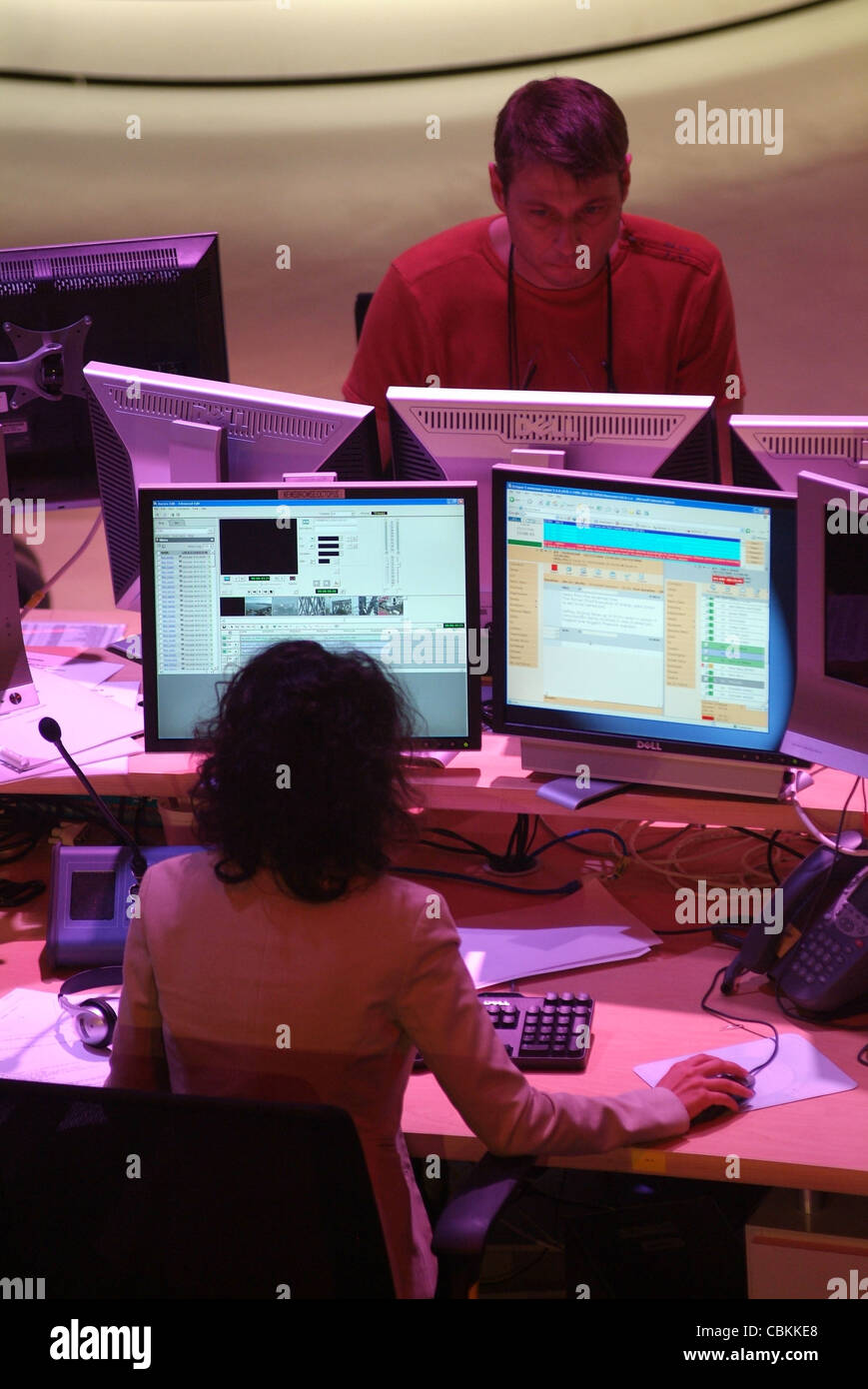 The scene at the newsroom of Al Jazeera International Stock Photo - Alamy