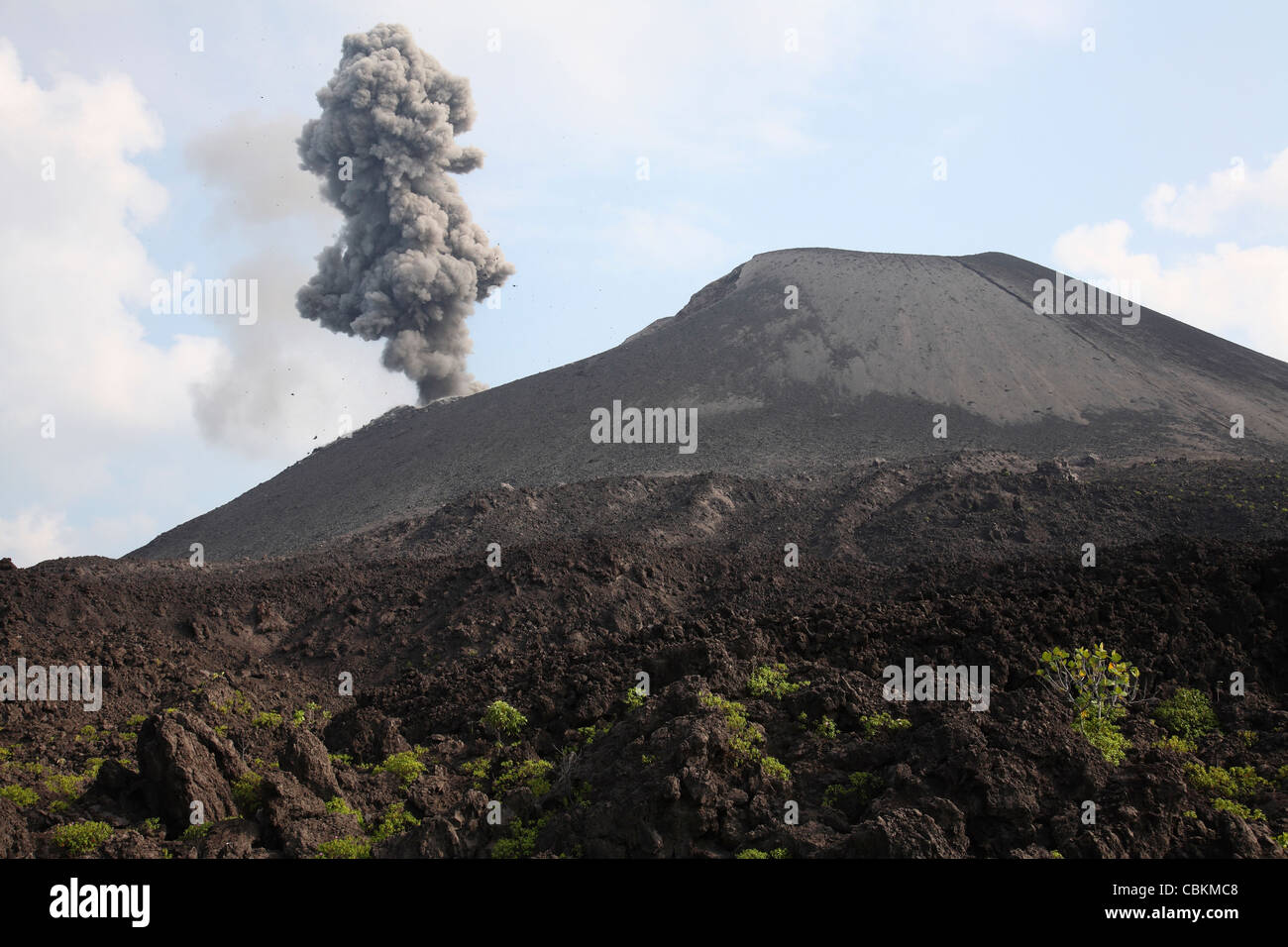 Strong Strombolian / Vulcanian eruption of Anak Krakatau volcano, Sunda ...