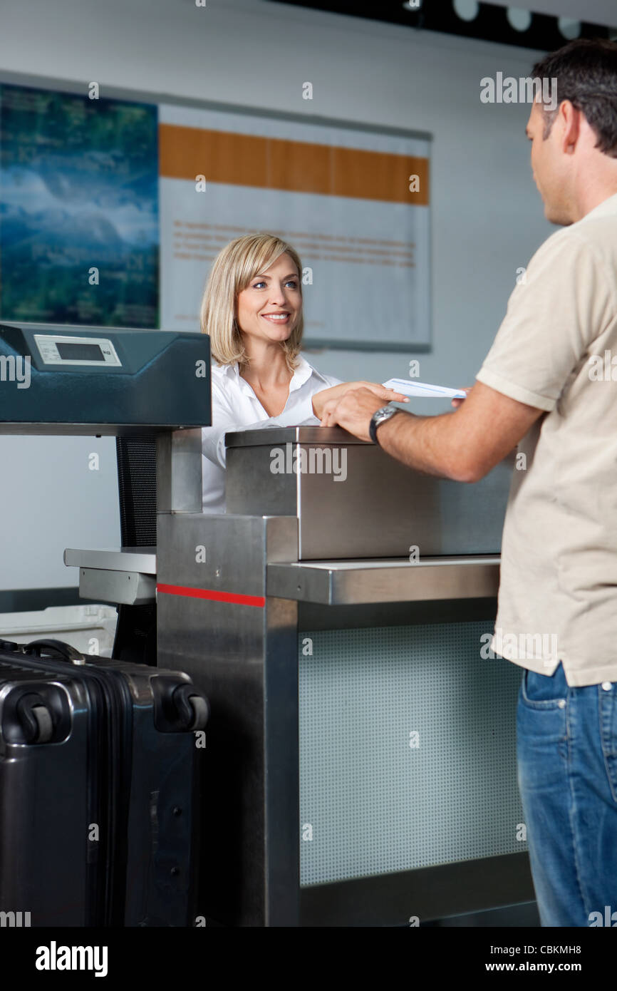 Two people airport desk hi-res stock photography and images - Alamy