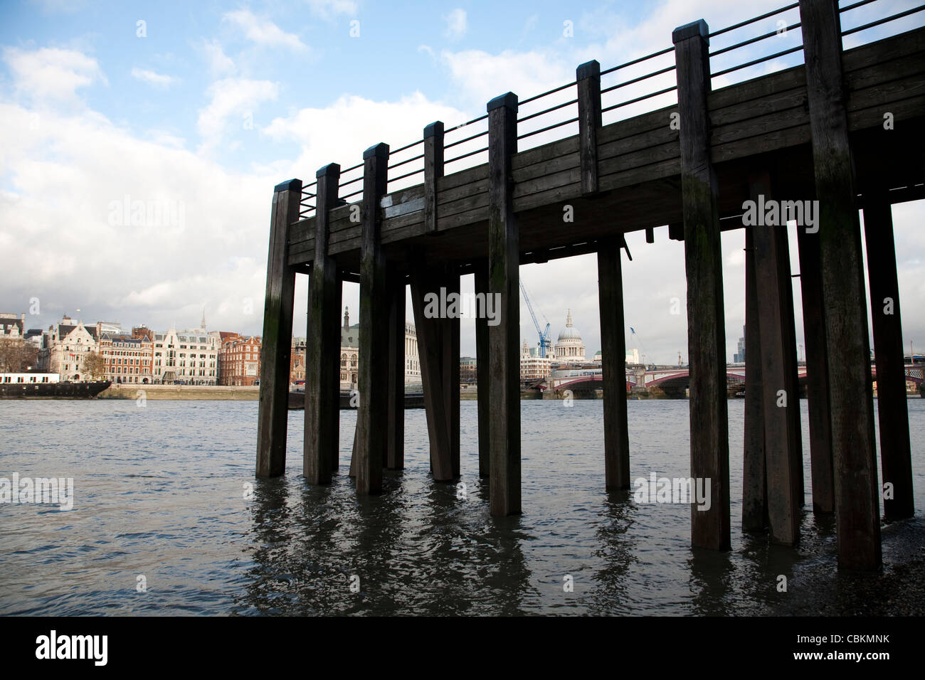 Wooden jetty river thames hi-res stock photography and images - Alamy
