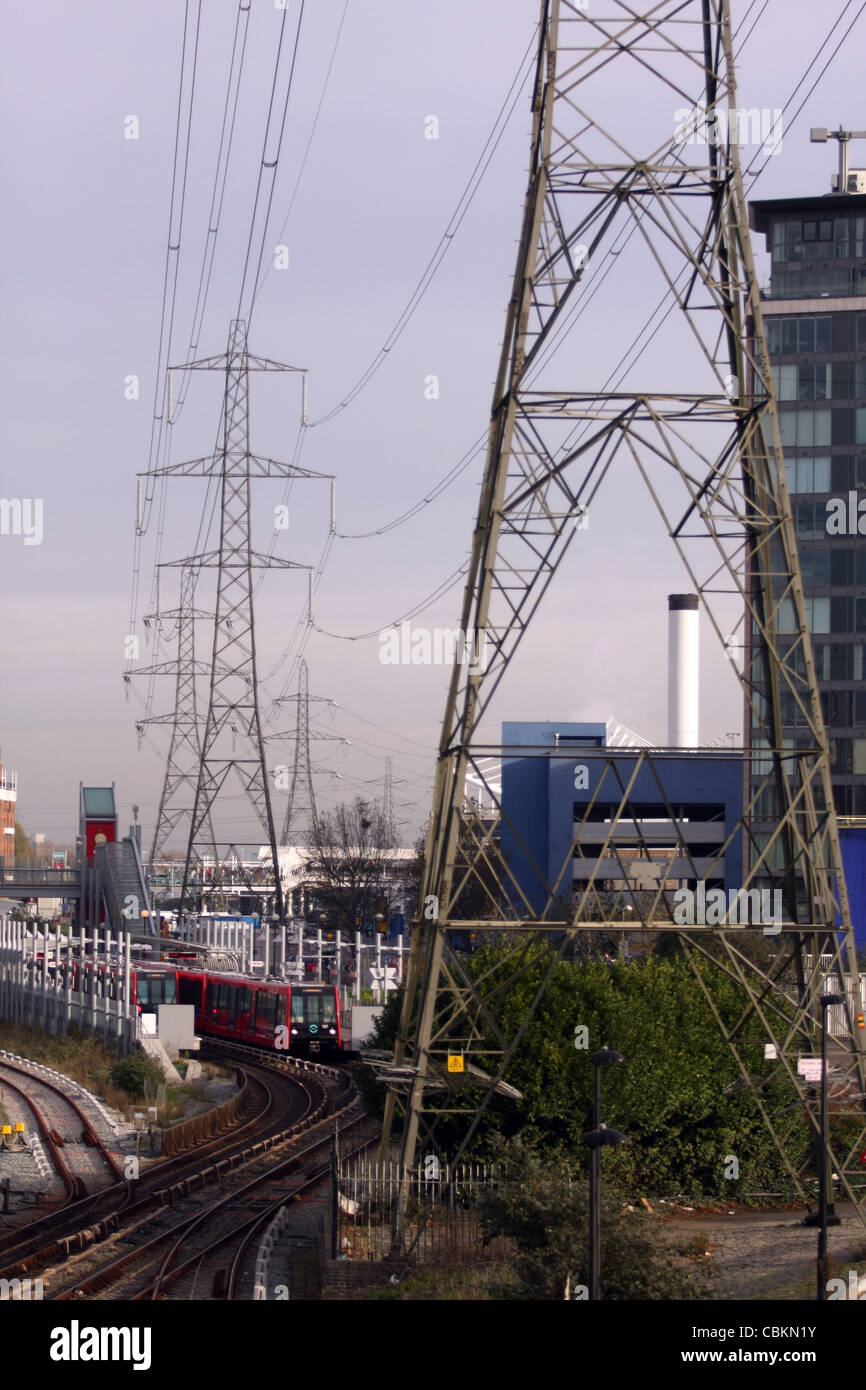 National grid pylons hi-res stock photography and images - Alamy