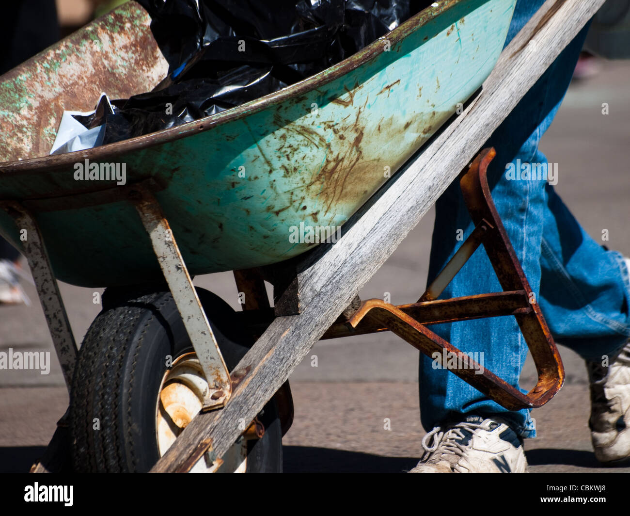 Moving wheelbarrow hi-res stock photography and images - Alamy