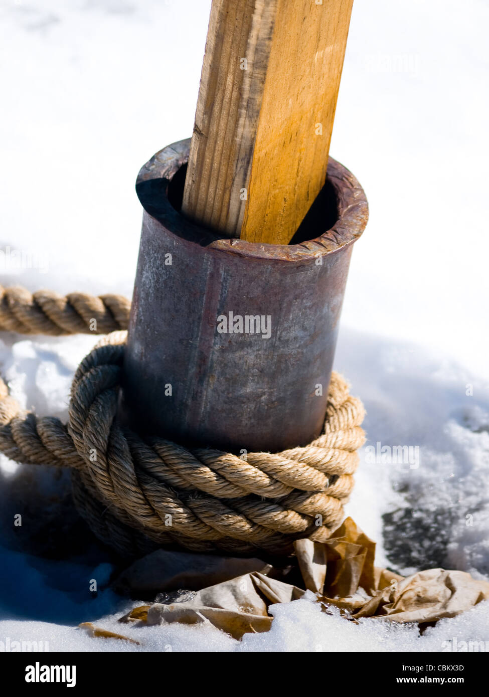 Rope tied around post Stock Photo - Alamy