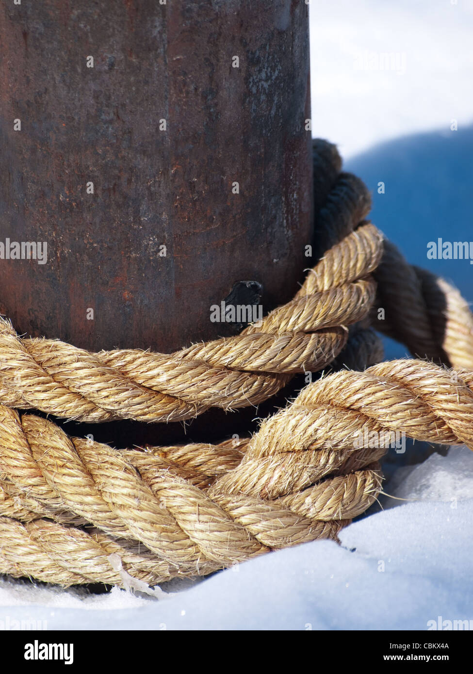 Rope tied around post Stock Photo - Alamy