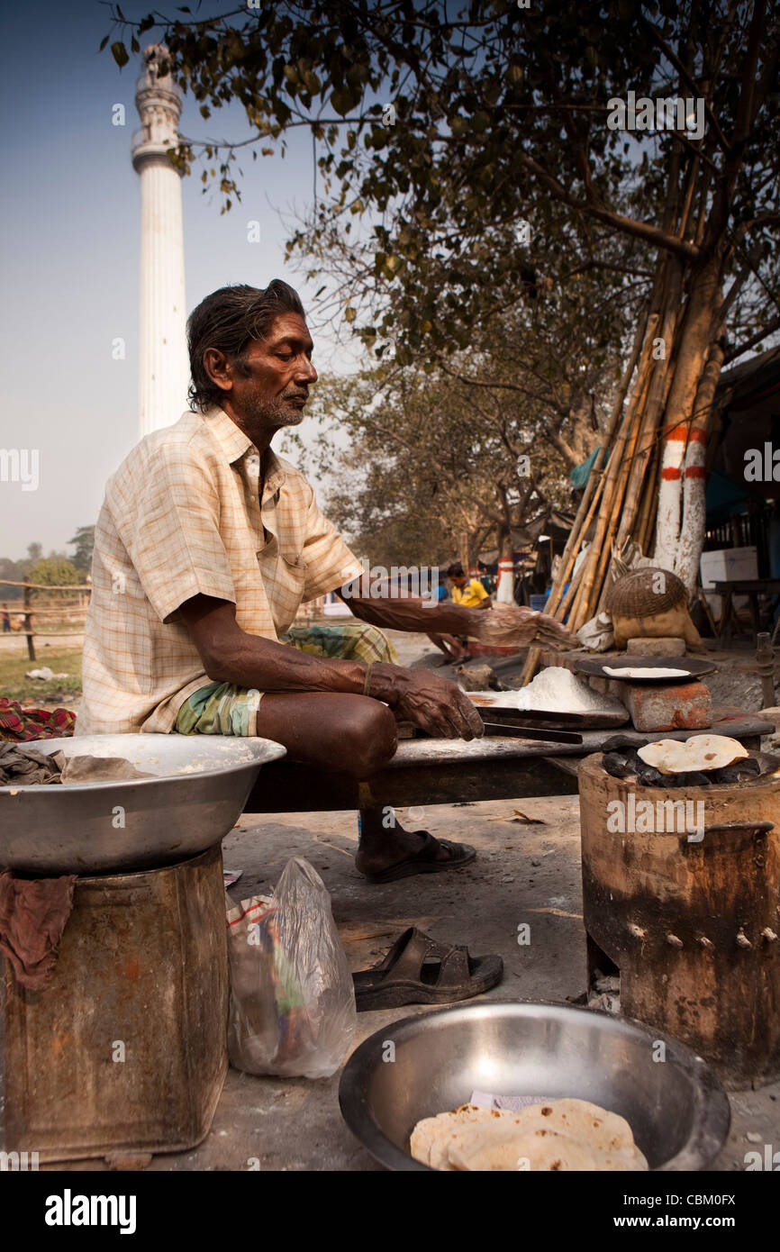 India, West Bengal, Kolkata, Esplanade, man cooking tawa roti at bus ...