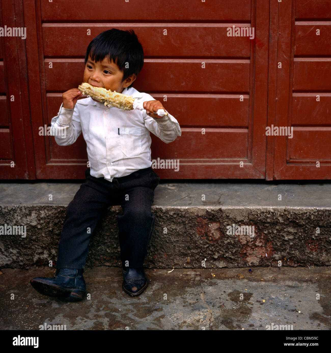 Mexico Chipas Boy Eating A Corn On The Cob Stock Photo - Alamy