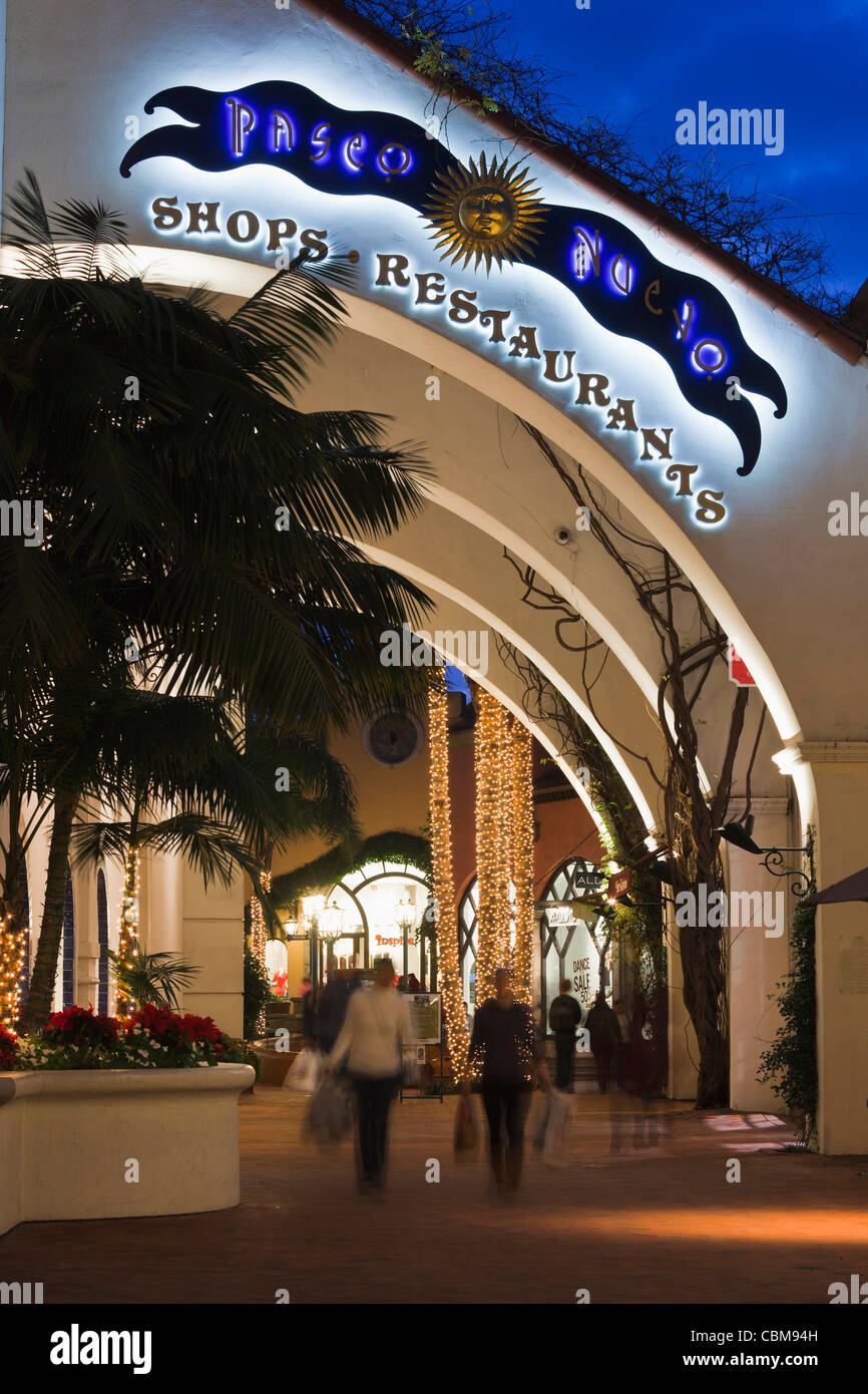 USA, California, Southern California, Santa Barbara, entrance to Paseo ...