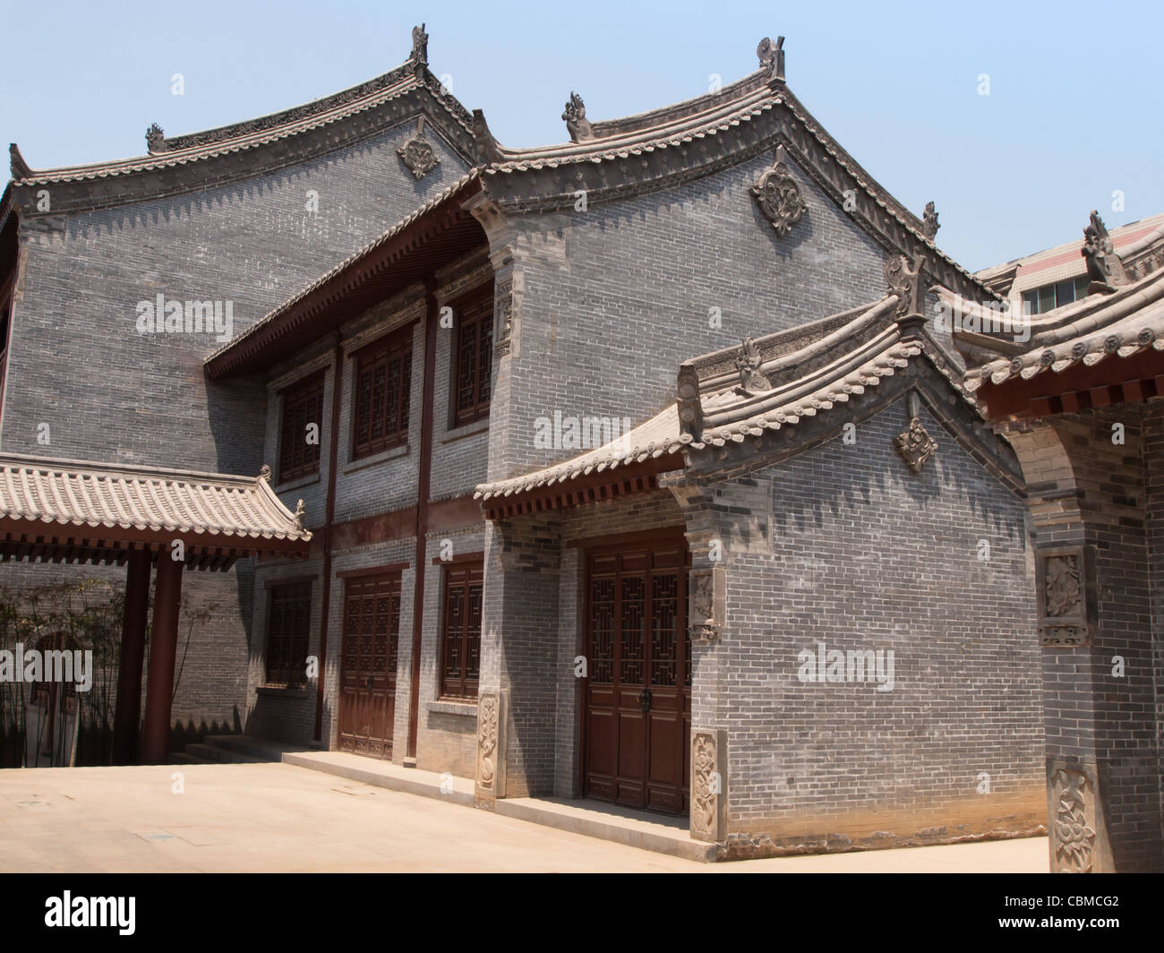 Traditional chinese courtyard residences hi-res stock photography and ...
