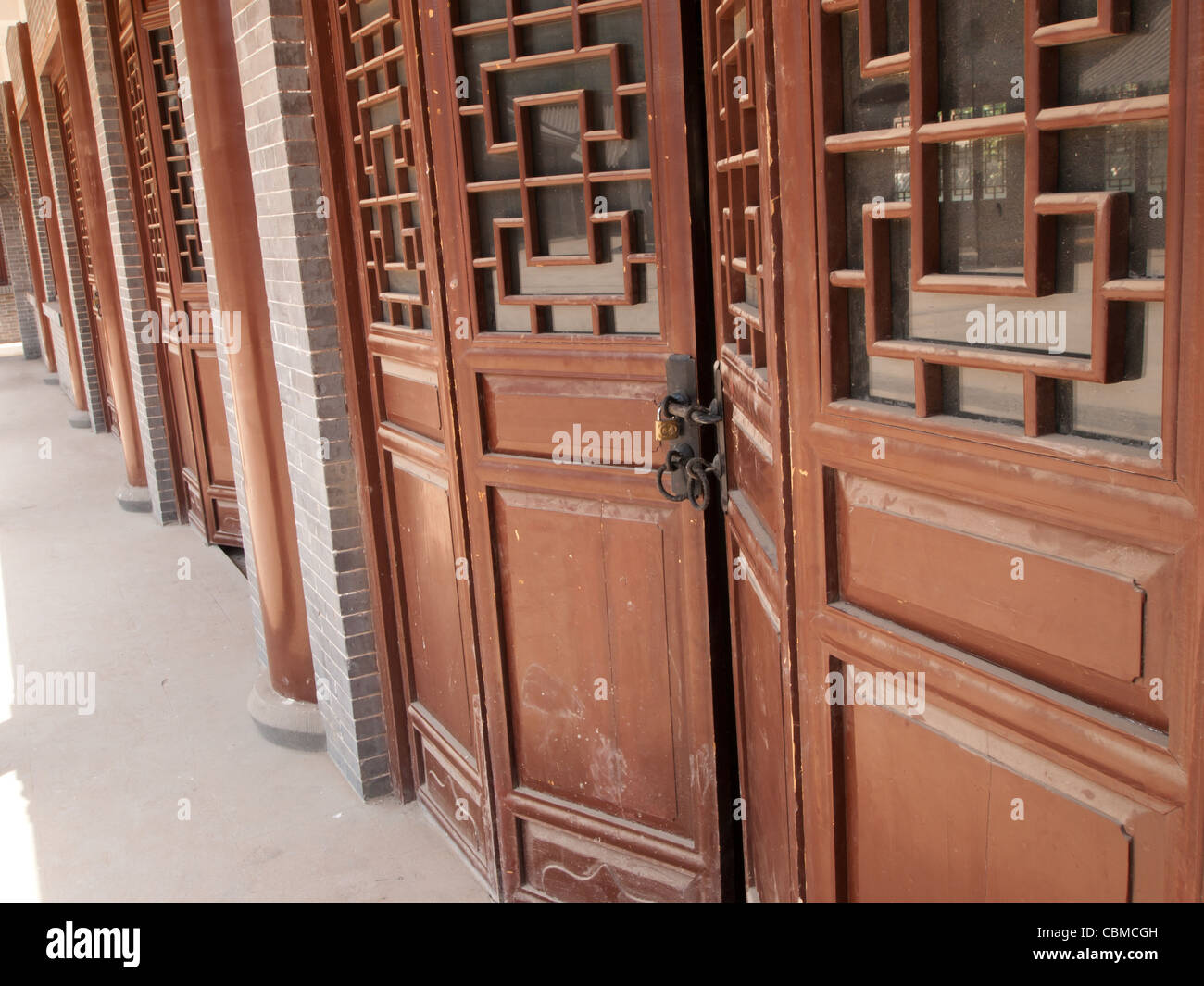 Traditional screen door of hutong in Xian, China Stock Photo - Alamy