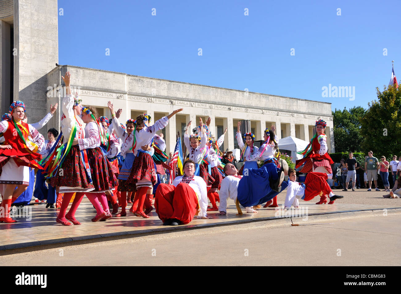 Ukrainian traditional dancing Stock Photo - Alamy