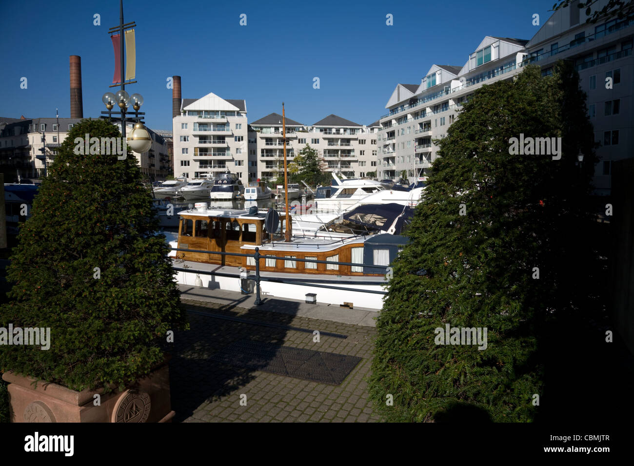 Chelsea harbour hi-res stock photography and images - Alamy