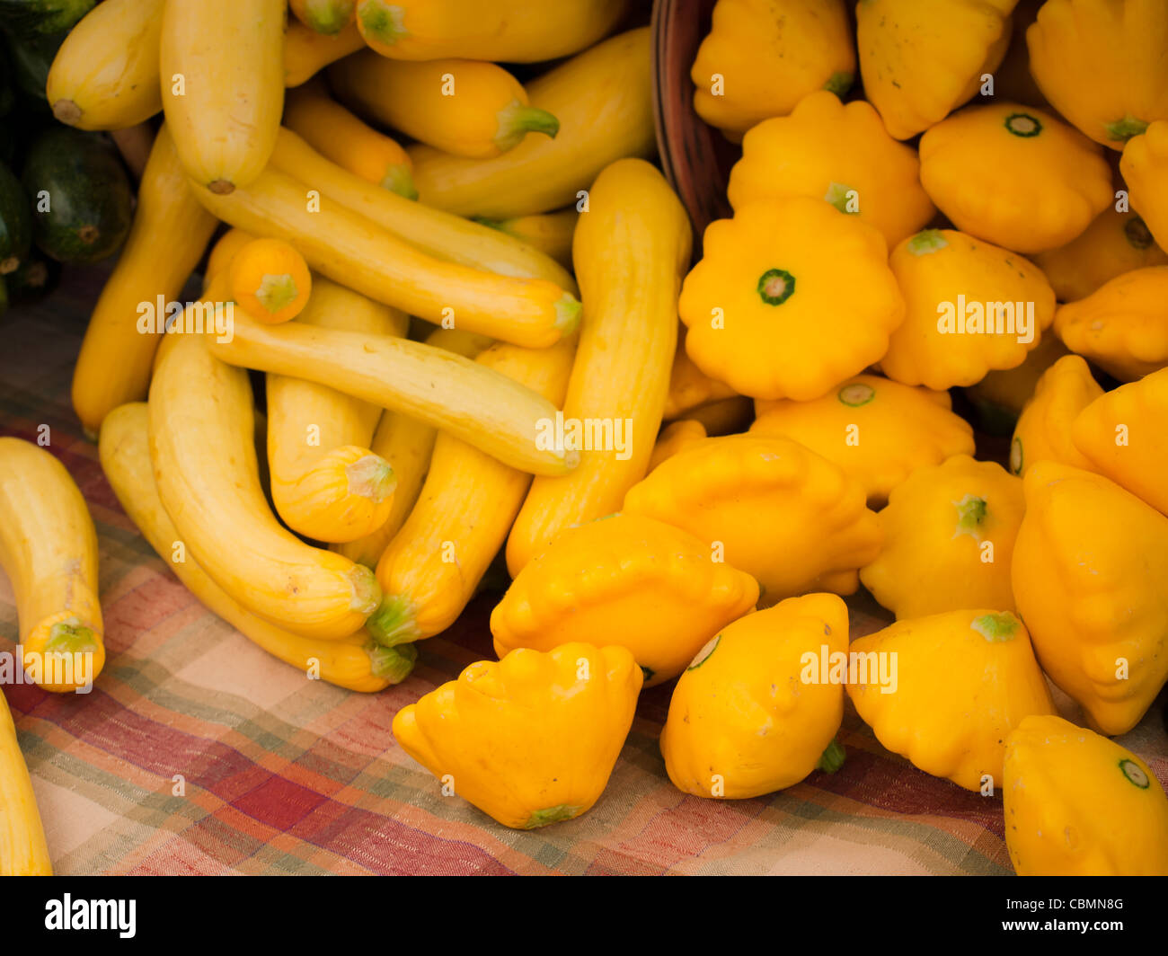 Sunburst squash for sale at a farmer's market Stock Photo - Alamy