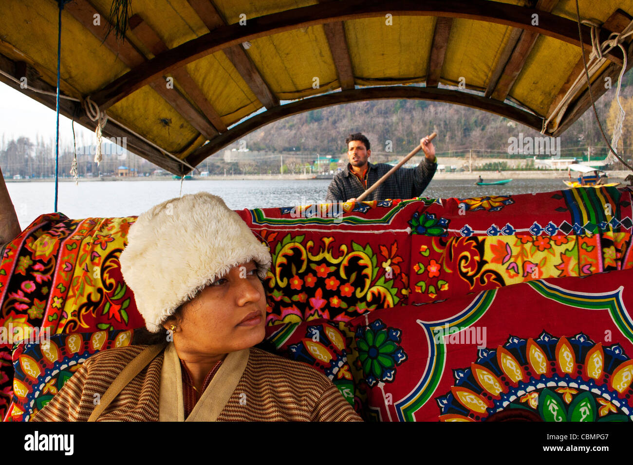 A lady tourist enjoys a ride in shikara, Dal lake in Srinagar Stock ...