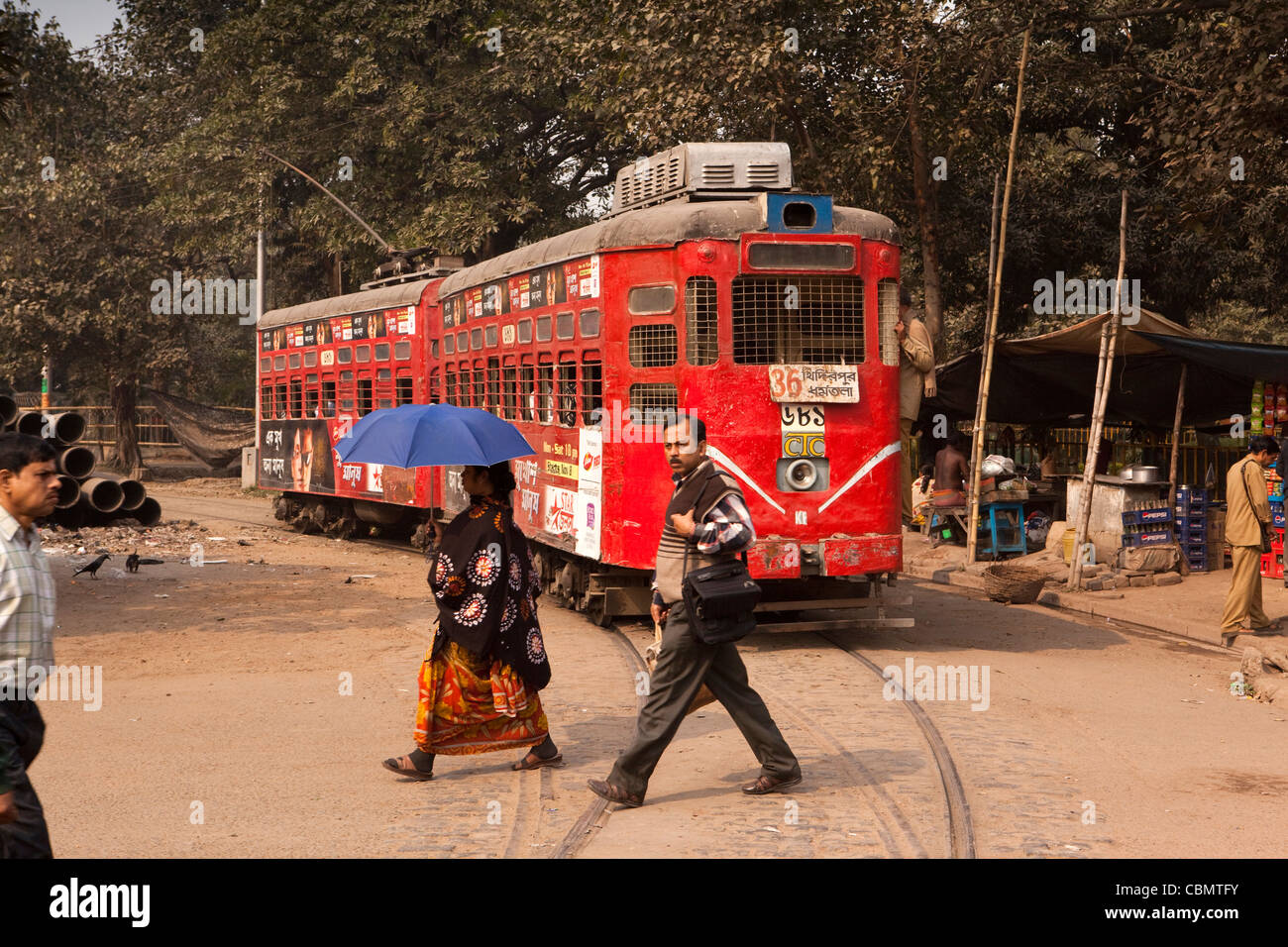 India, West Bengal, Kolkata, Esplanade, pedestrians crossing road in ...