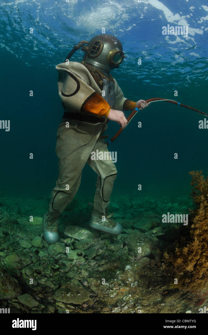Hard hat diver hi-res stock photography and images - Alamy