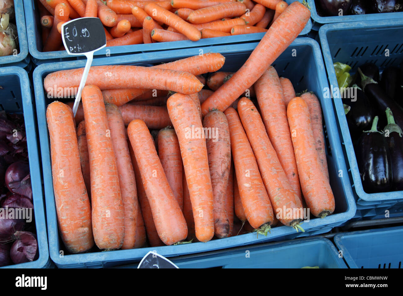 A box of extra large carrots Stock Photo - Alamy