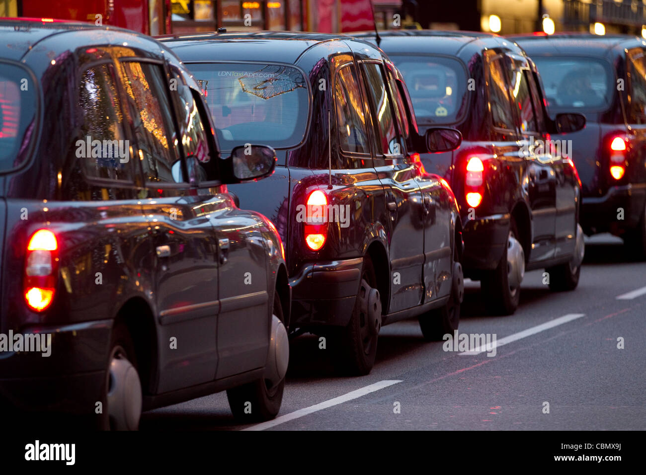 London black cab queue hi-res stock photography and images - Alamy