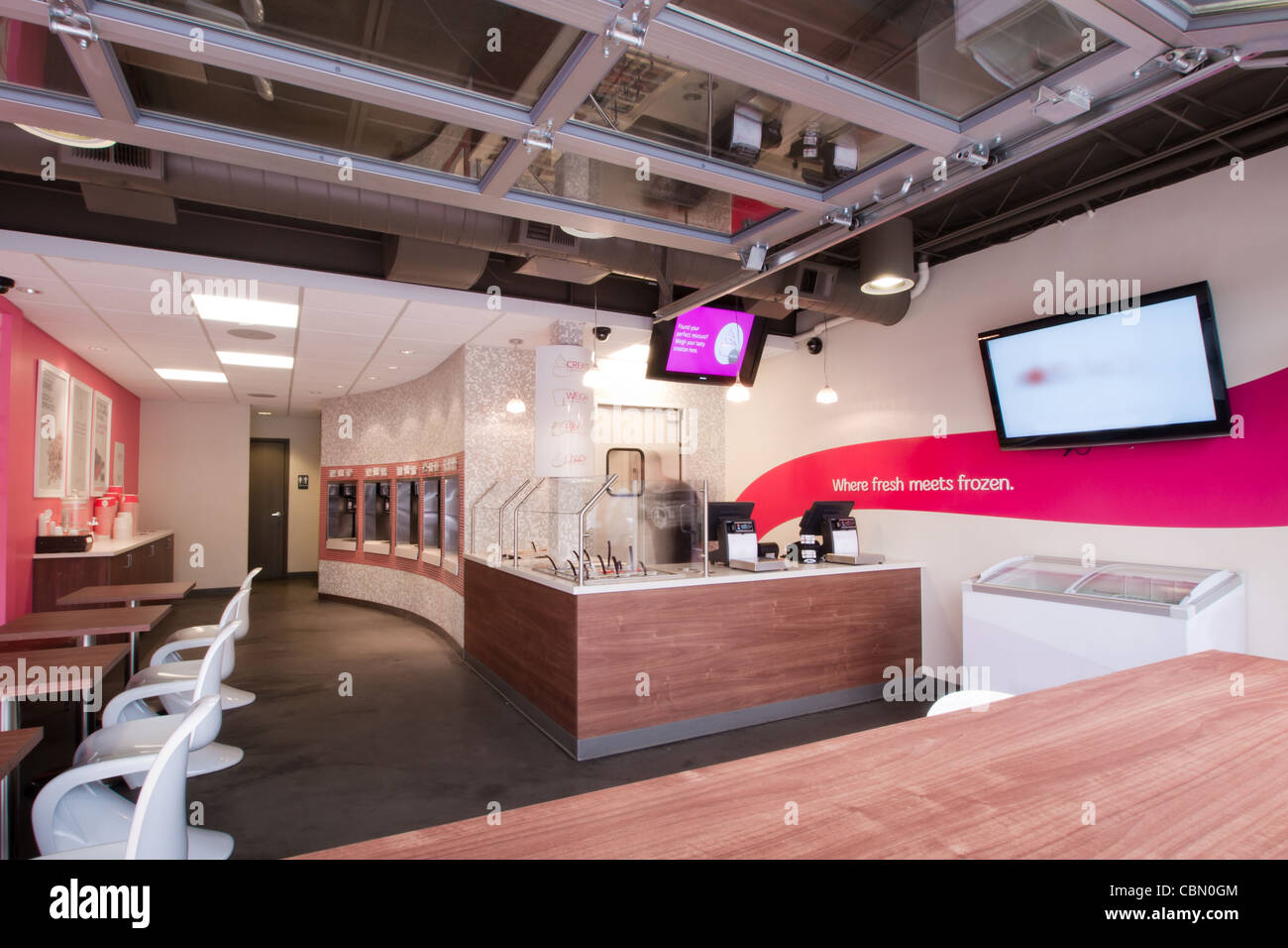 Interior of frozen yogurt shop Stock Photo - Alamy
