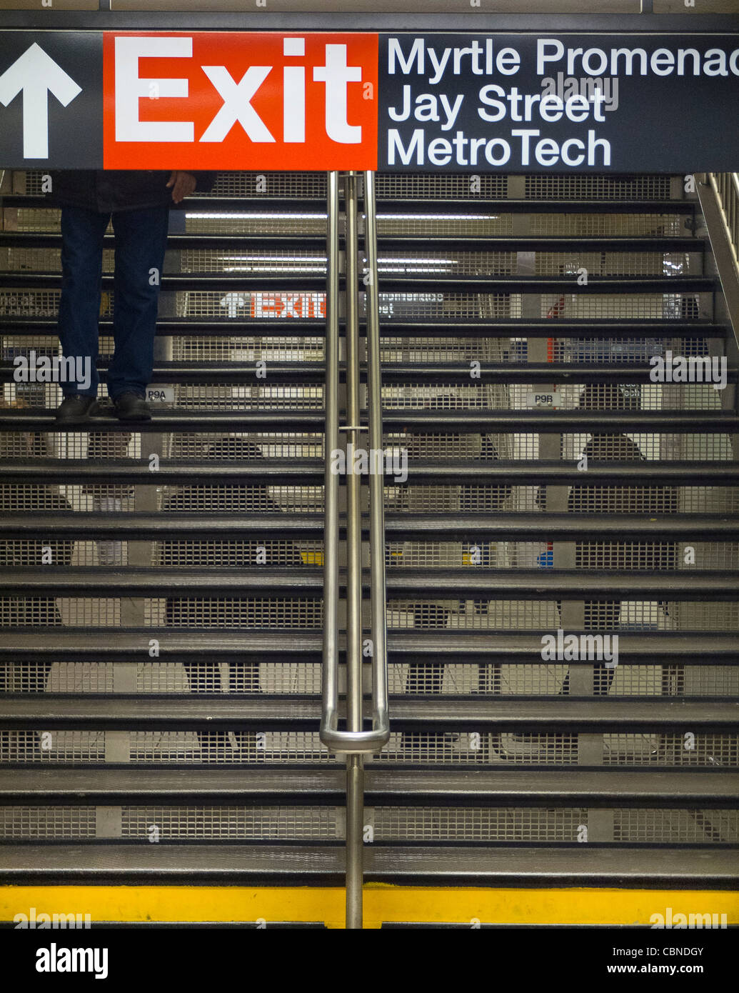Subway platform in New York City Stock Photo - Alamy