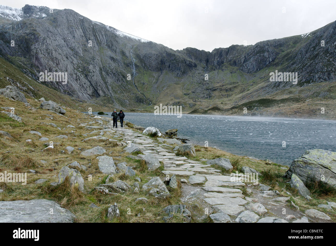 Walkers in Cwm Idwal Snowdonia Stock Photo - Alamy