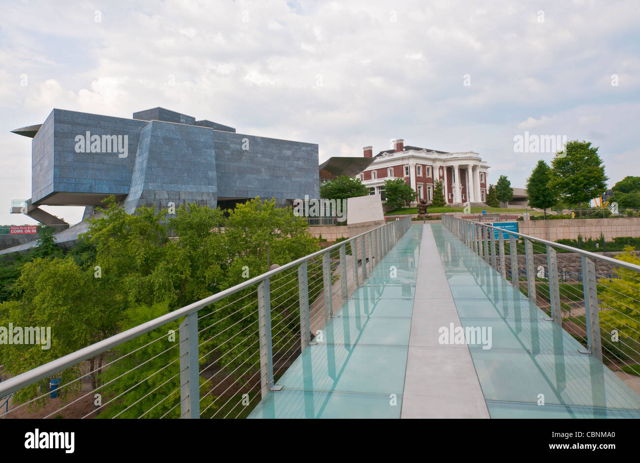 Tennessee, Chattanooga, pedestrian bridge from downtown to Hunter ...