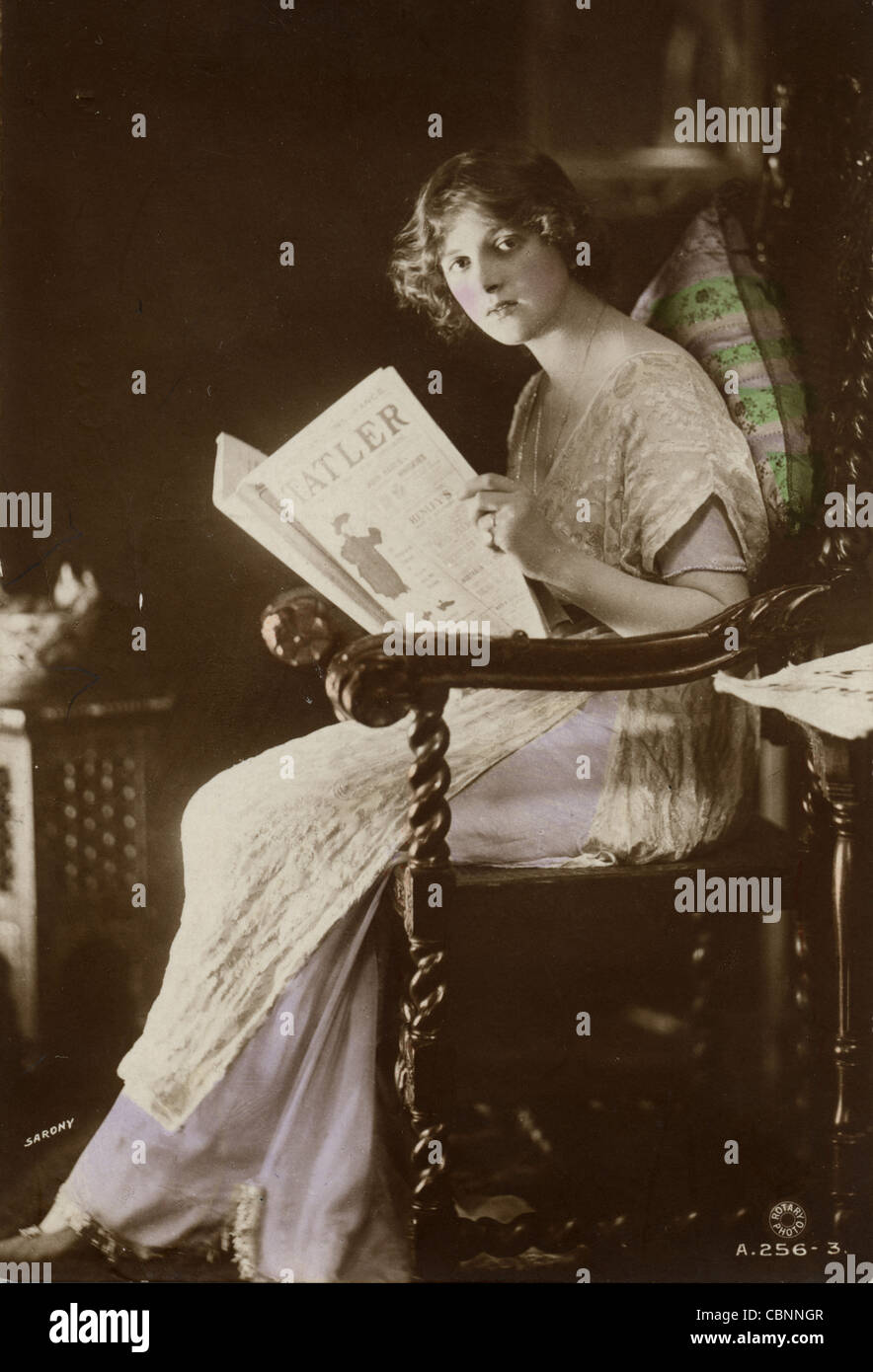 Reading actress hi-res stock photography and images - Alamy