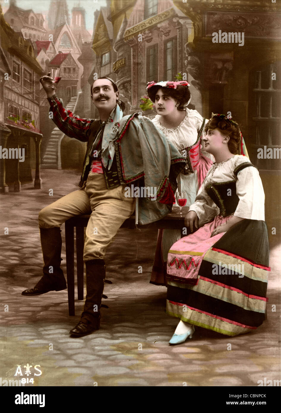 Two women with drinks retro hi-res stock photography and images - Alamy
