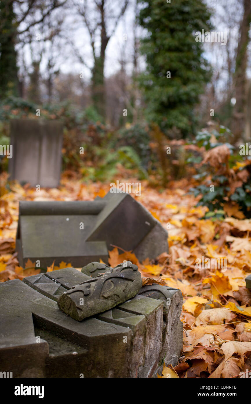 Broken tomb stone hi-res stock photography and images - Alamy