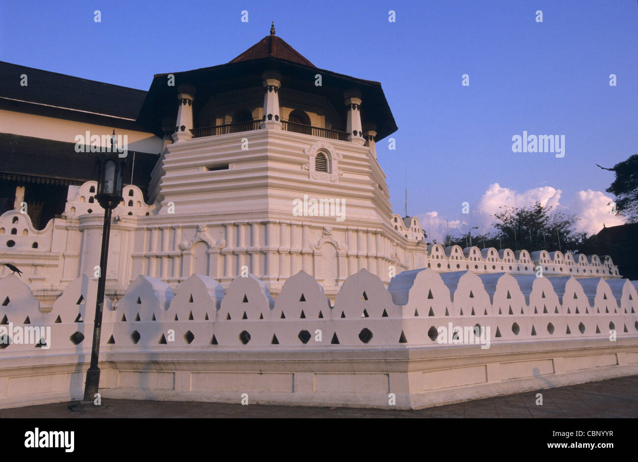 Temple of the Tooth (Sri Dalada Maligawa) with Pattirippuwa (Octagon ...