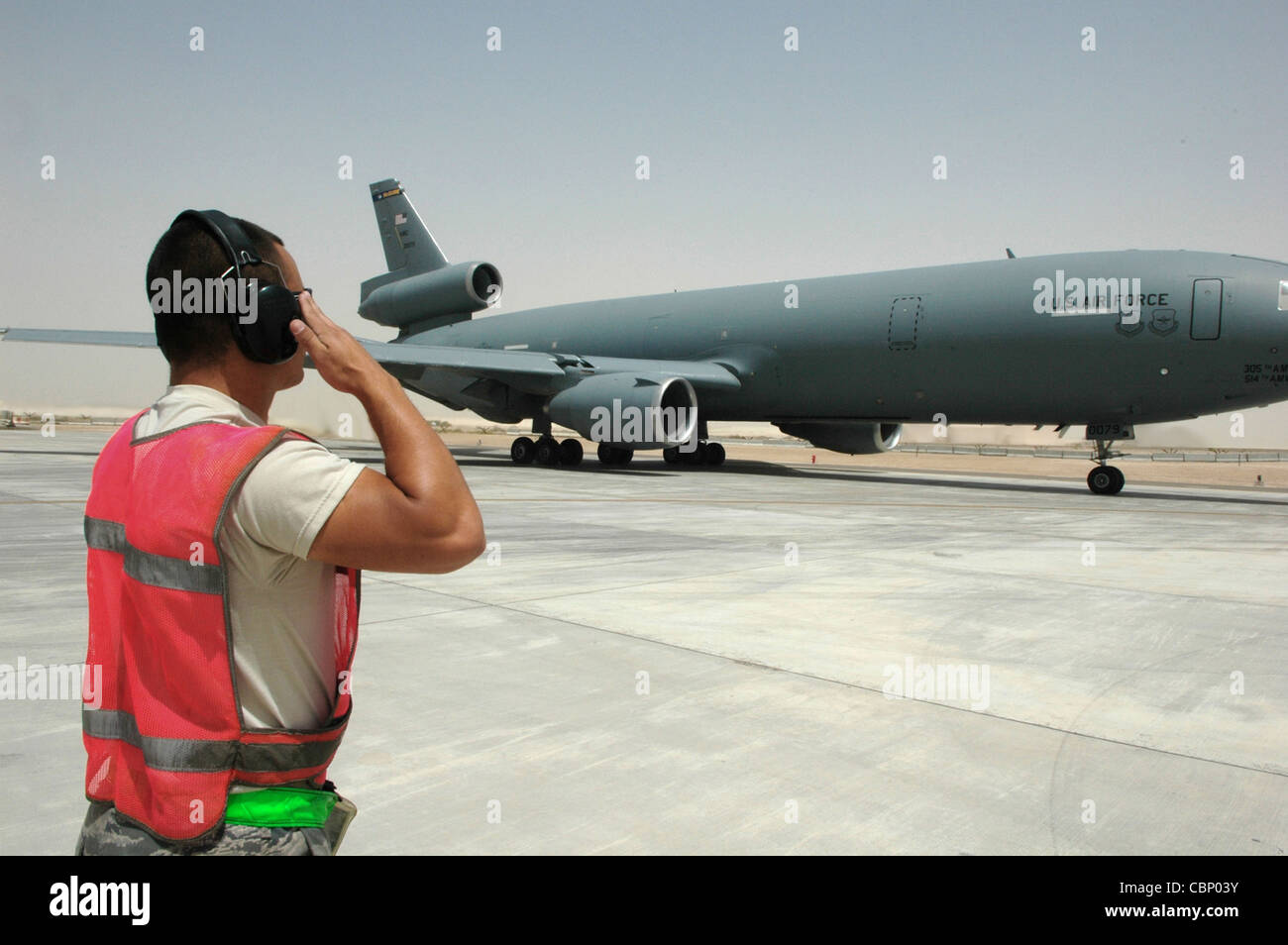 Kc 10 crew chief hi-res stock photography and images - Alamy