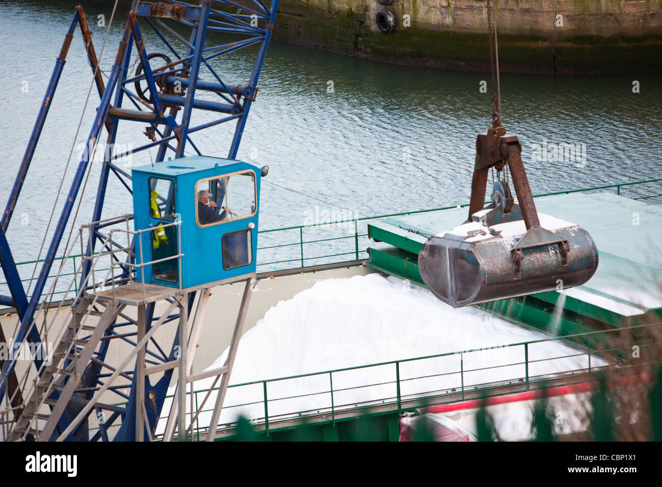 Docks unloading uk hi-res stock photography and images - Alamy