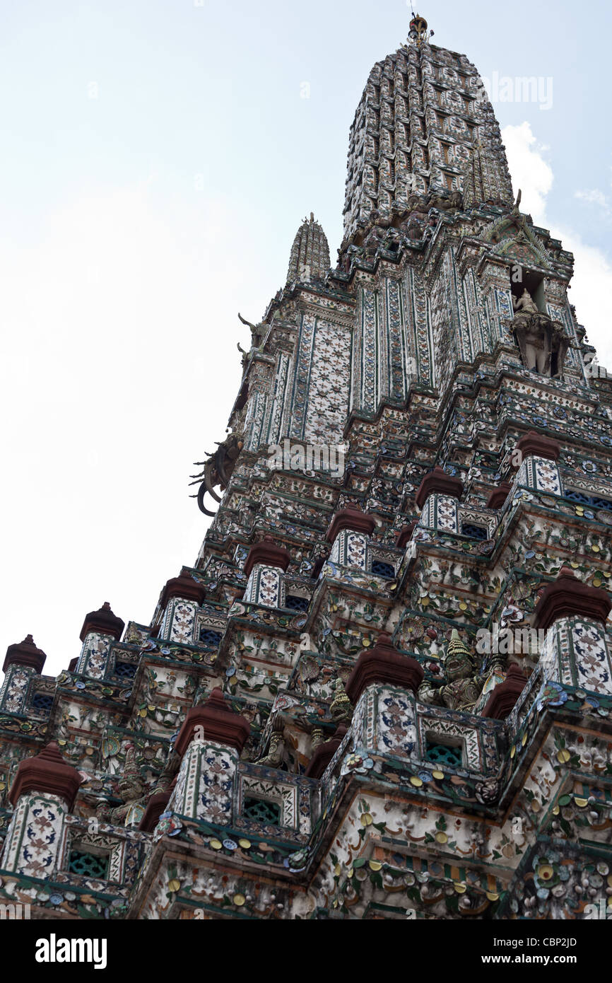 Wat arun temple in background hi-res stock photography and images - Alamy