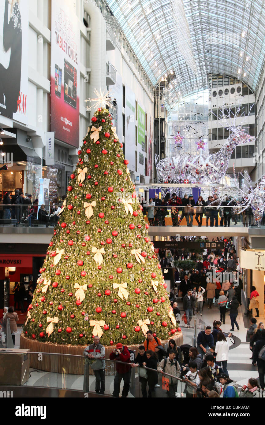 Crowd the mall hi-res stock photography and images - Alamy
