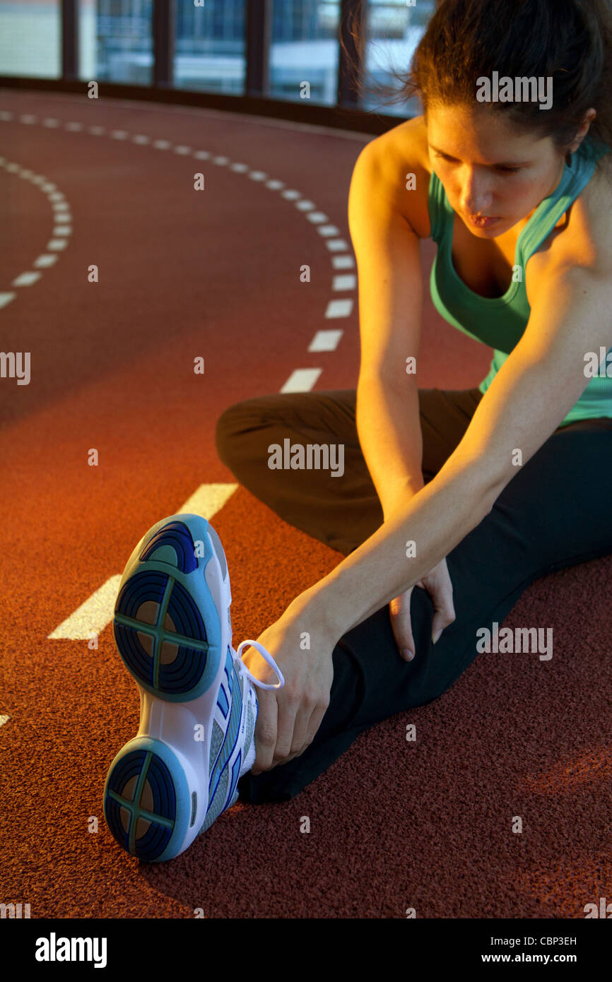 Young women and getting ready hi-res stock photography and images - Alamy