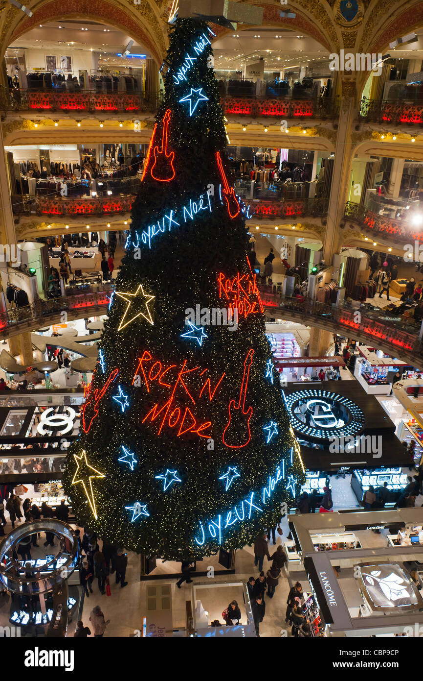 Huge christmas tree inside shopping hi-res stock photography and images ...