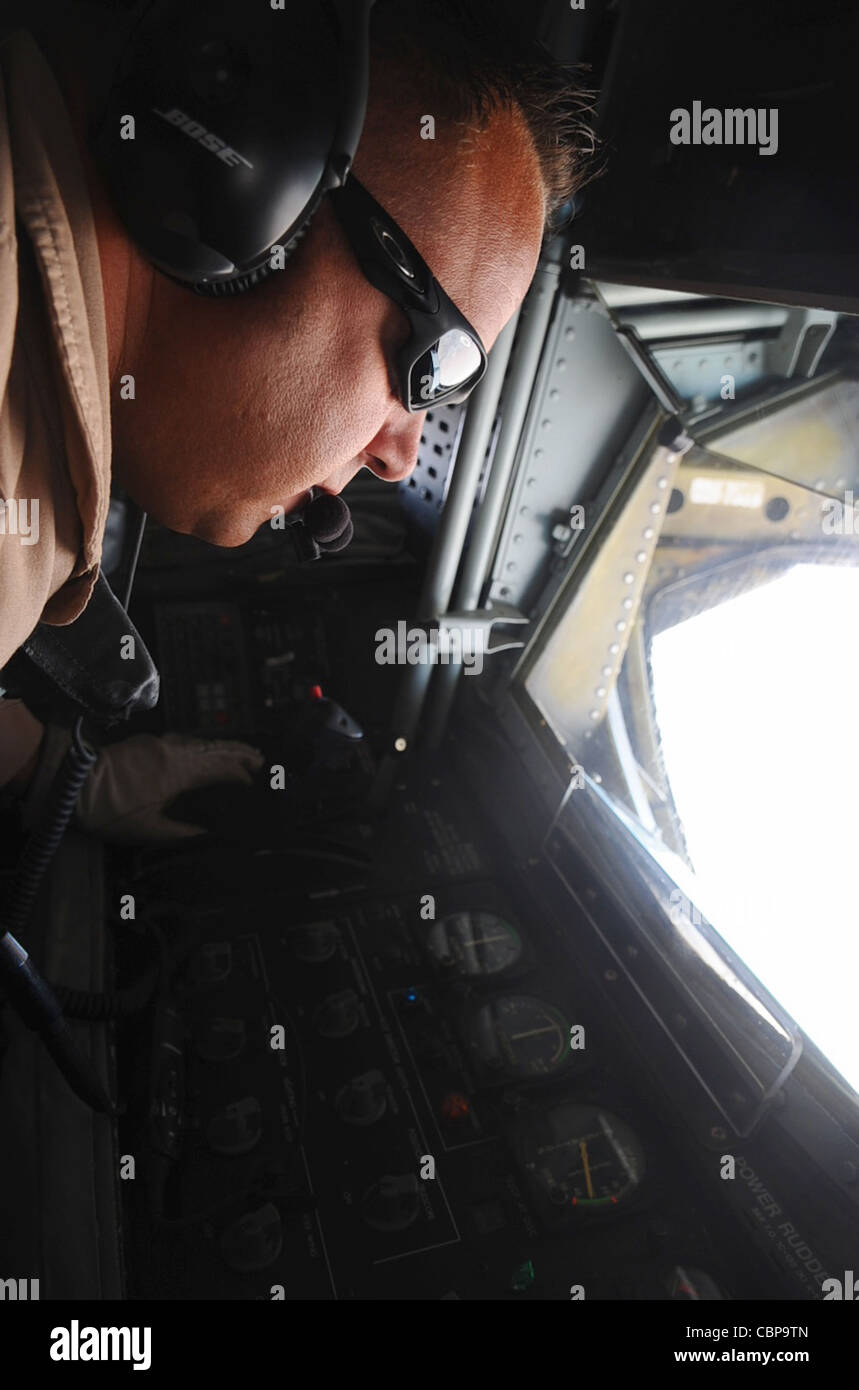 Refueling boom hi-res stock photography and images - Alamy