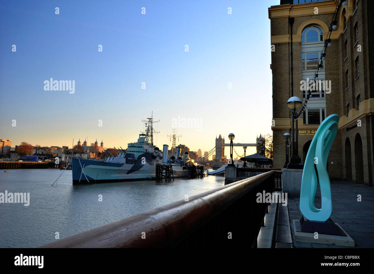 Promenade, the wharf at London Bridge Stock Photo - Alamy