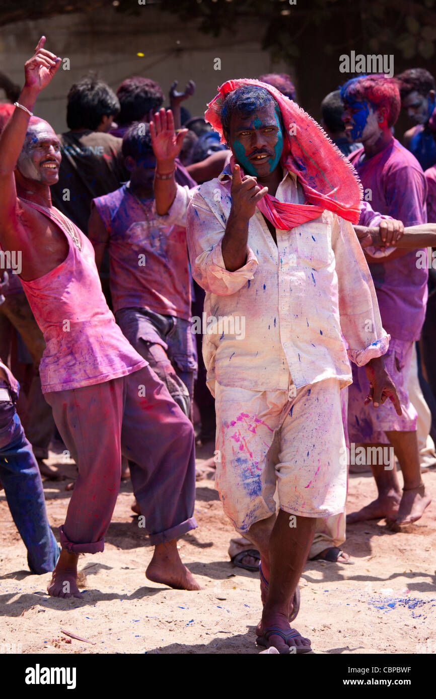 Indian people celebrate Hindu Holi festival of colours with powder ...