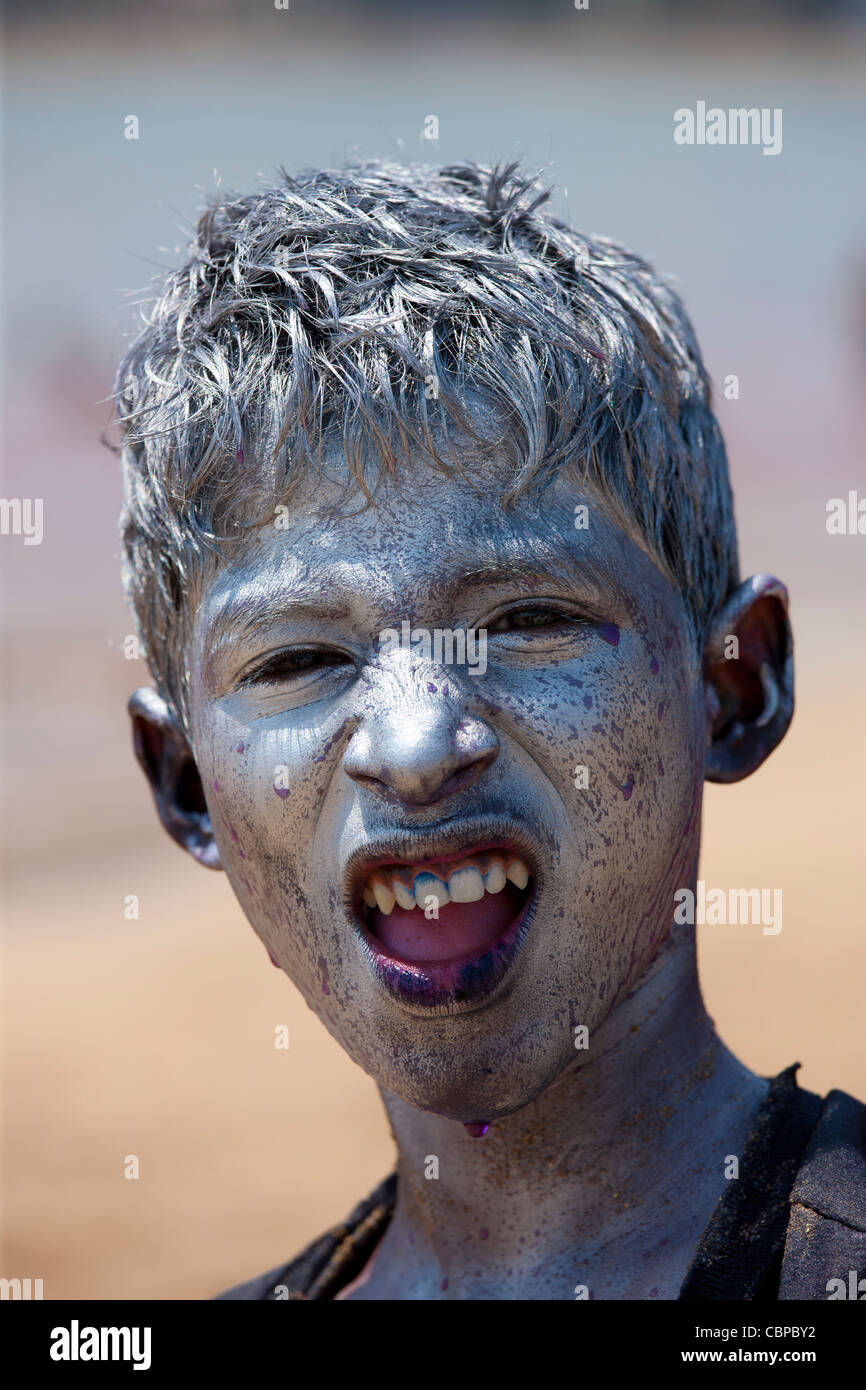 Indian people celebrate Hindu Holi festival of colours with powder ...