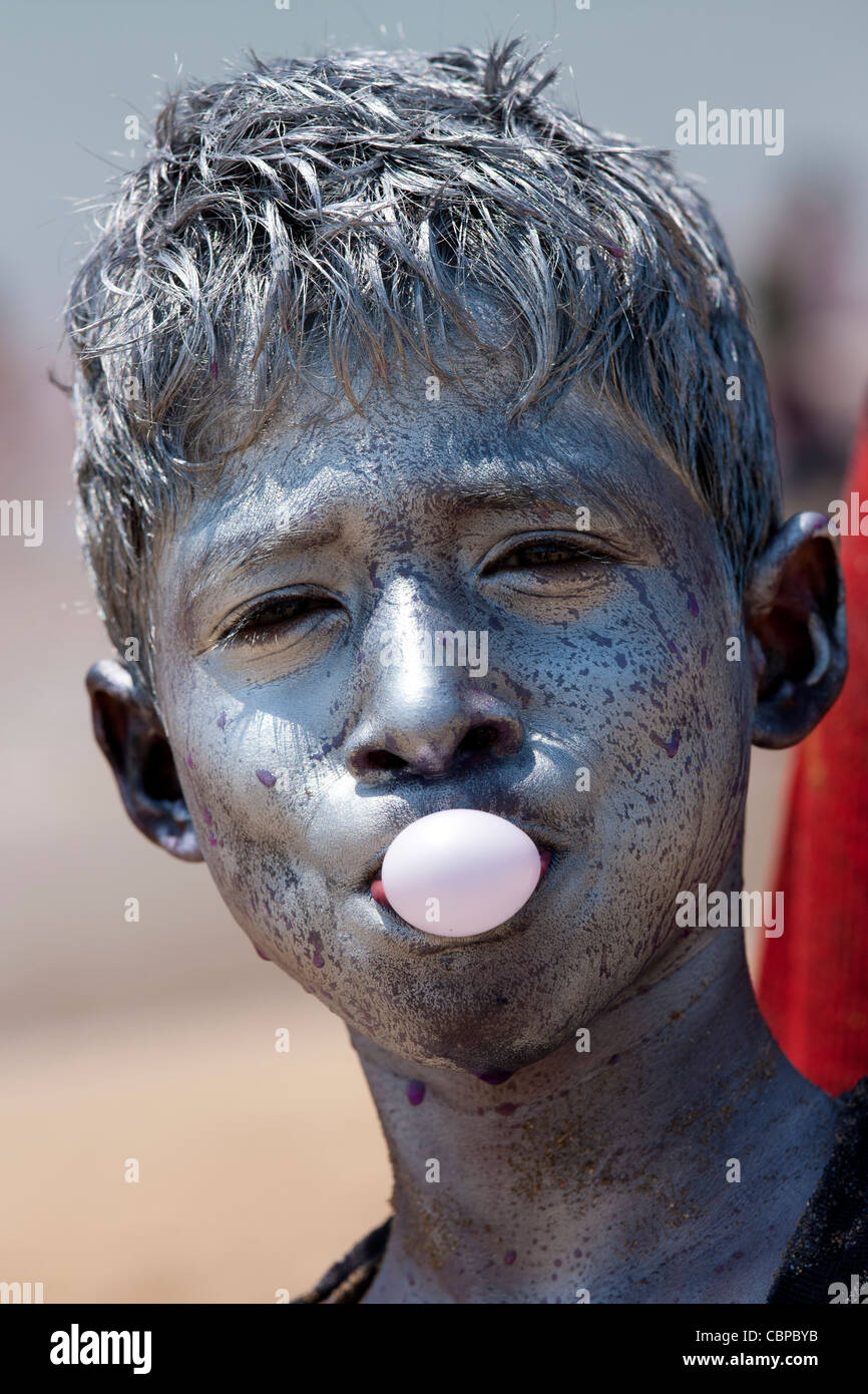 Indian people celebrate Hindu Holi festival of colours with powder ...
