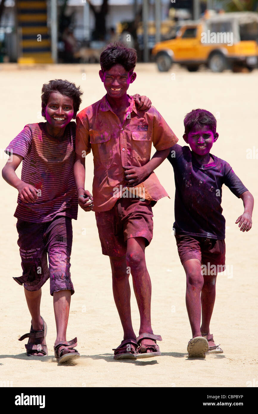 Indian people celebrate Hindu Holi festival of colours with powder ...