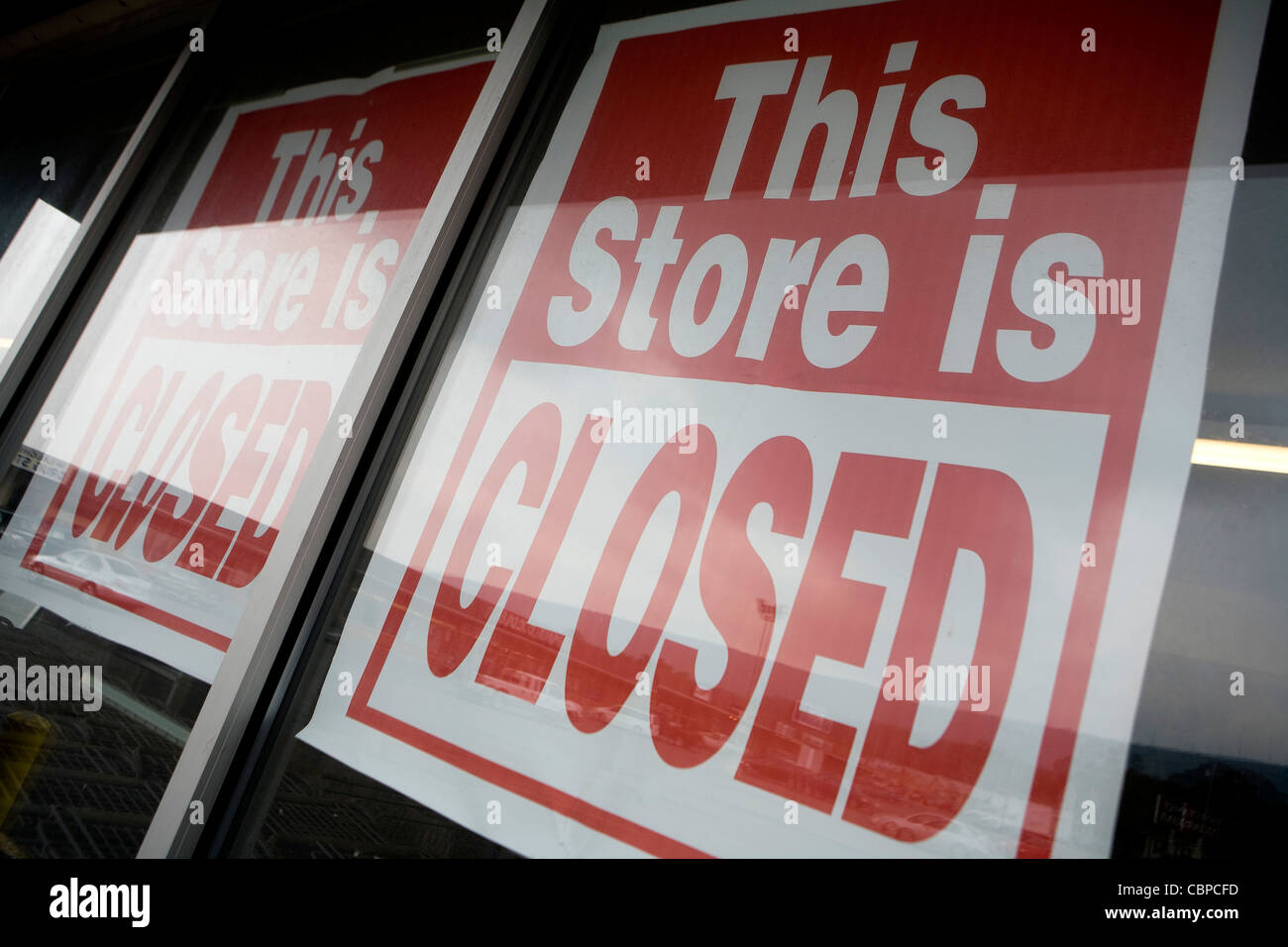 Closed shop for sale sign hi-res stock photography and images - Alamy