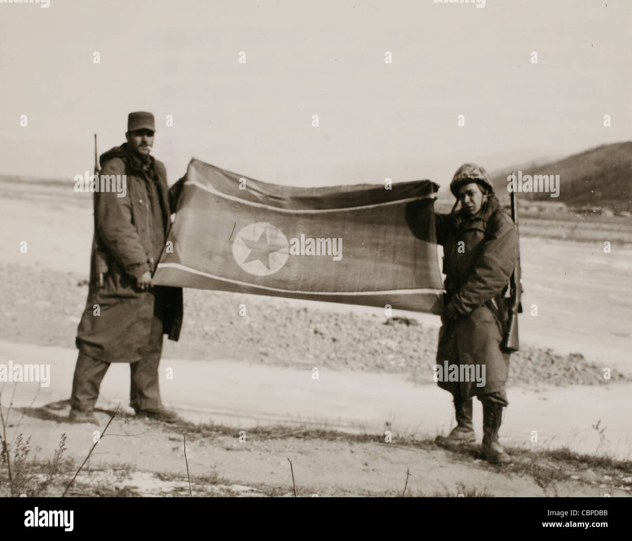1st Marine Division, Chosin Reservoir: Marines hold North Korean flag ...
