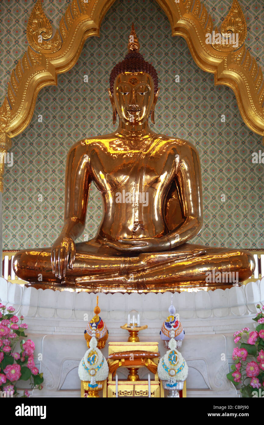 Wat Traimit (Temple of Golden Buddha), Bangkok, Thailand Stock Photo ...