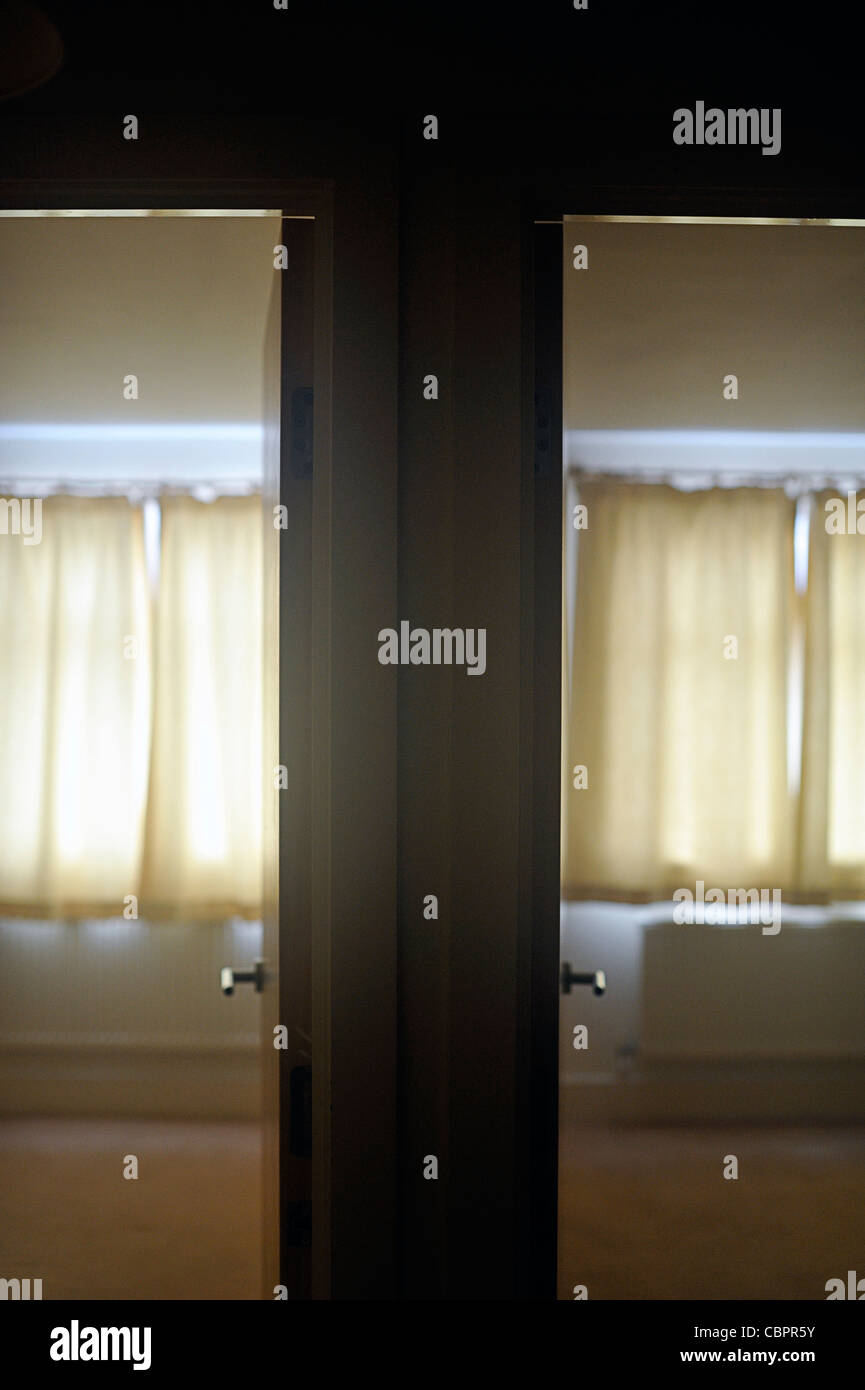 Empty room with two windows hi-res stock photography and images - Alamy