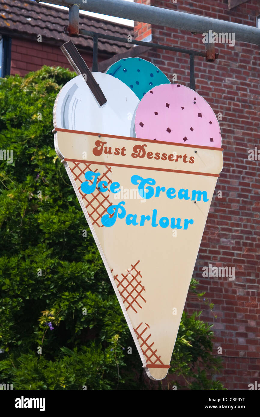 Ice cream parlour sign hi-res stock photography and images - Alamy